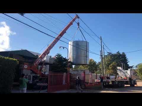 Izaje y movimiento de tanque con camión y trailer carretón . Servimet grúas.