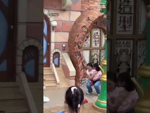 Families brawl at Disneyland over photo bombing, line-cutting