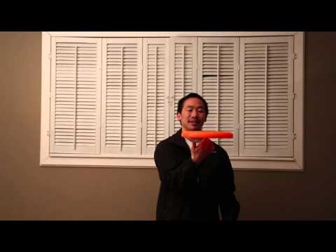 Ryan Teaches the Two Handed Throw – FrisbeeGuru