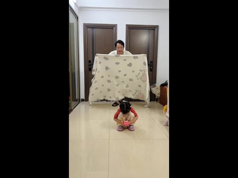 Baby came out behind #Dad taking care of baby \n注意,在翻译一些特定词组时,“后面出来”可译为”late birth”。此句子可以更具体的表达为:T