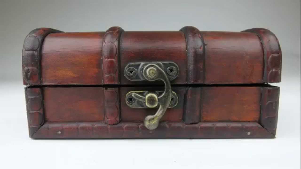 Detalles de Boda compuestos por Botella de vino, Baul y tapón