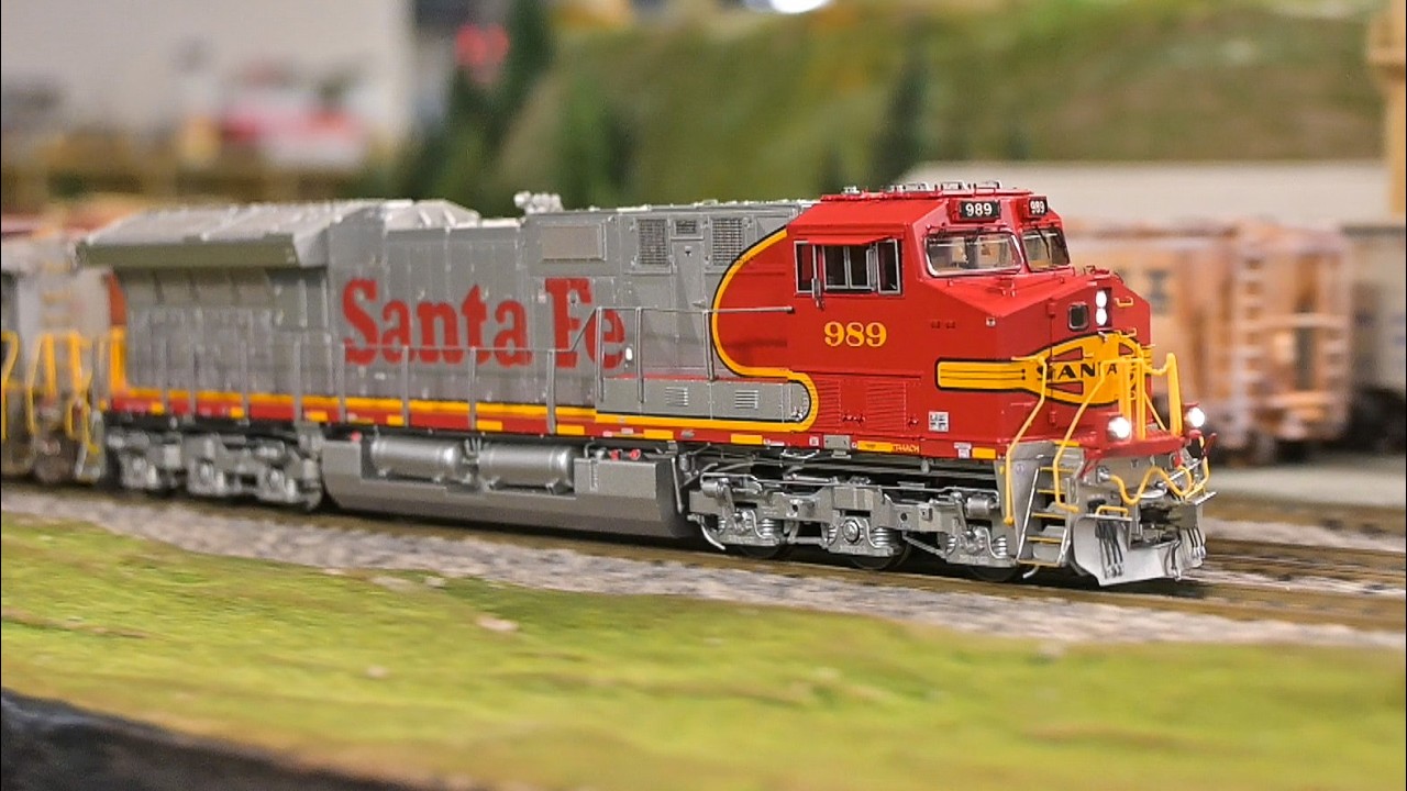 Santa Fe Superfleet ET44- ScaleTrains HypoTypical