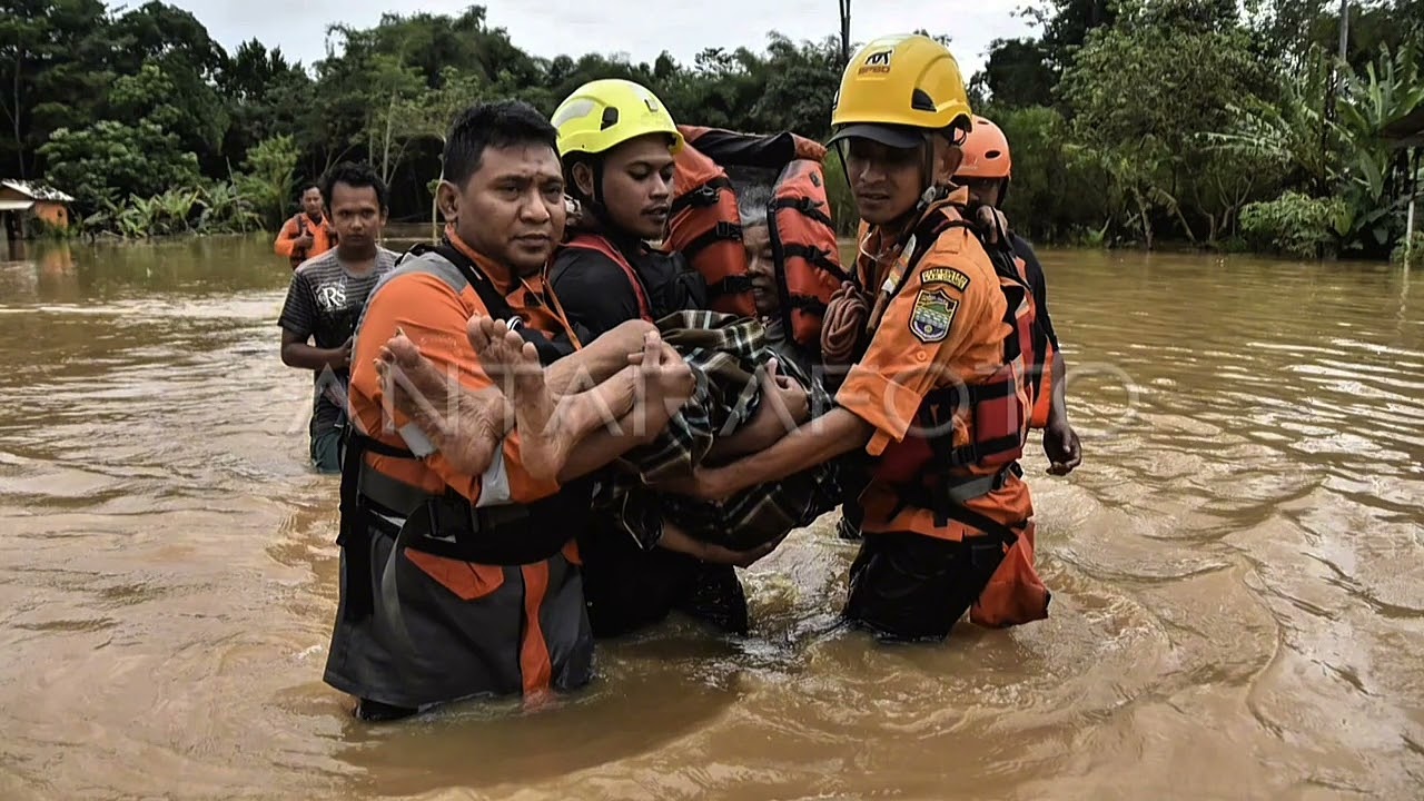 POV pewarta Antara foto liputan banjir di Tasikmalaya #indonesia #photography #antarafoto