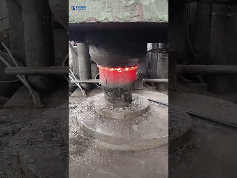 The video shows the pressing process of concentric reducers. #fittings #reducers #eccentric