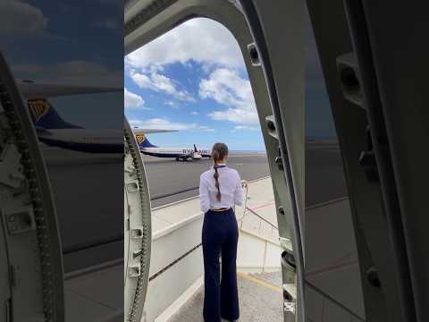 Airlines door opening 350âī¸#flying#aviation #short #reels#art #airport #subscribe