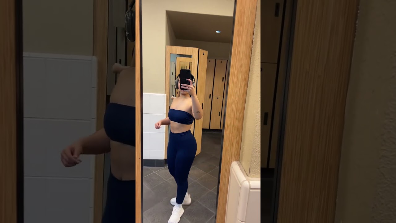 Gym Selfie: Woman Shows Off Her Curvy Figure in Workout Clothes#gymselfie #workoutfit
