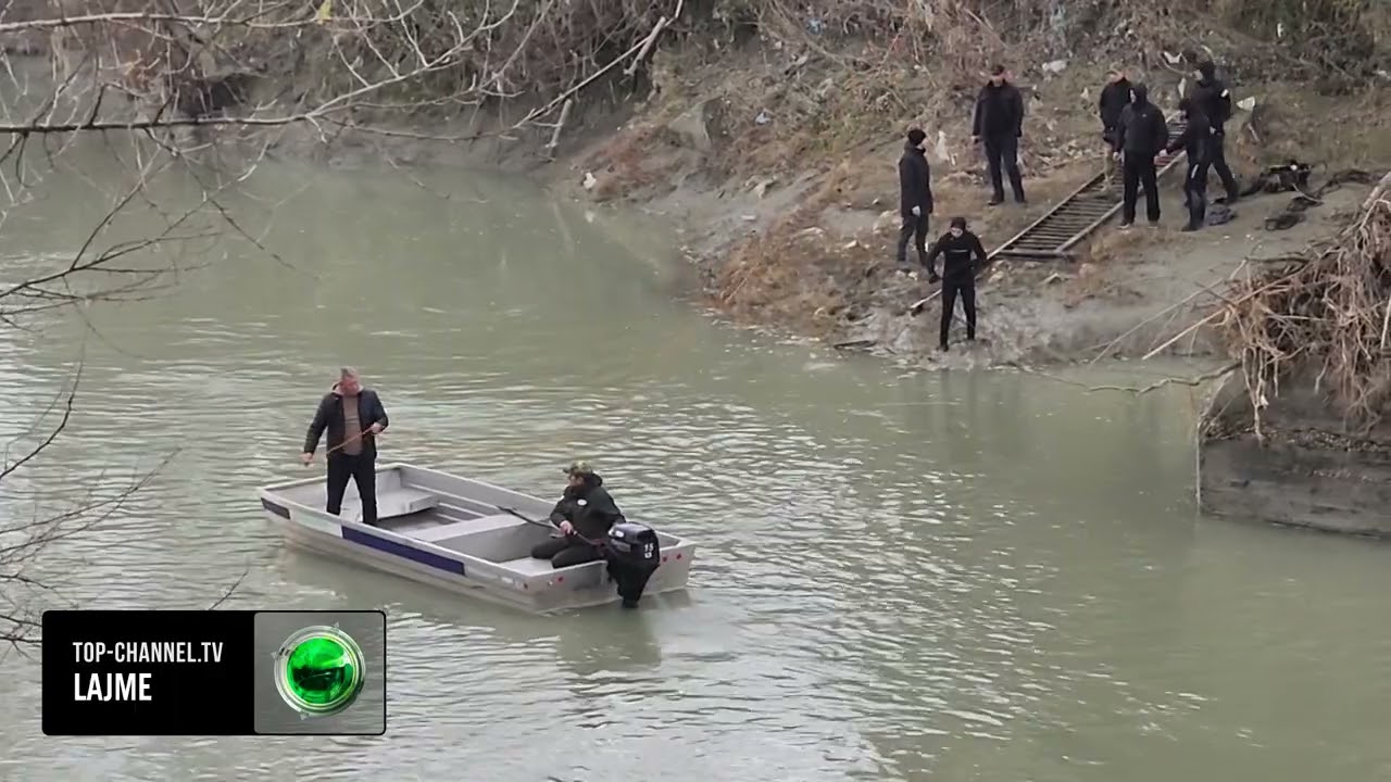 Top Channel/ Fier, vazhdojnë kërkimet në lumin ku dyshohet se ra një ... Top Channel/ Fier, vazhdojnë kërkimet në lumin ku dyshohet se ra një ...