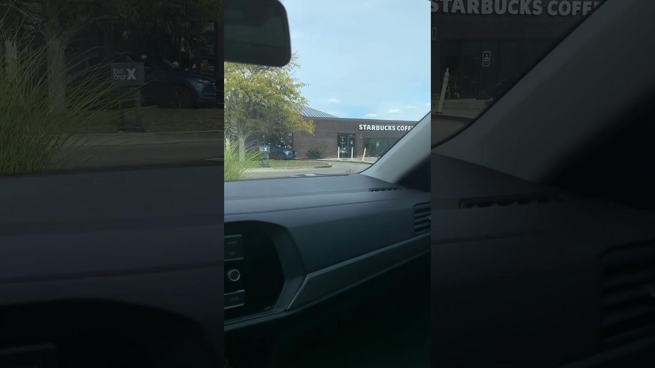 #starbucks #starbuckscoffee #coffeesnob #insecure #jokes #sarcasm #lostandlooking #medellin2024