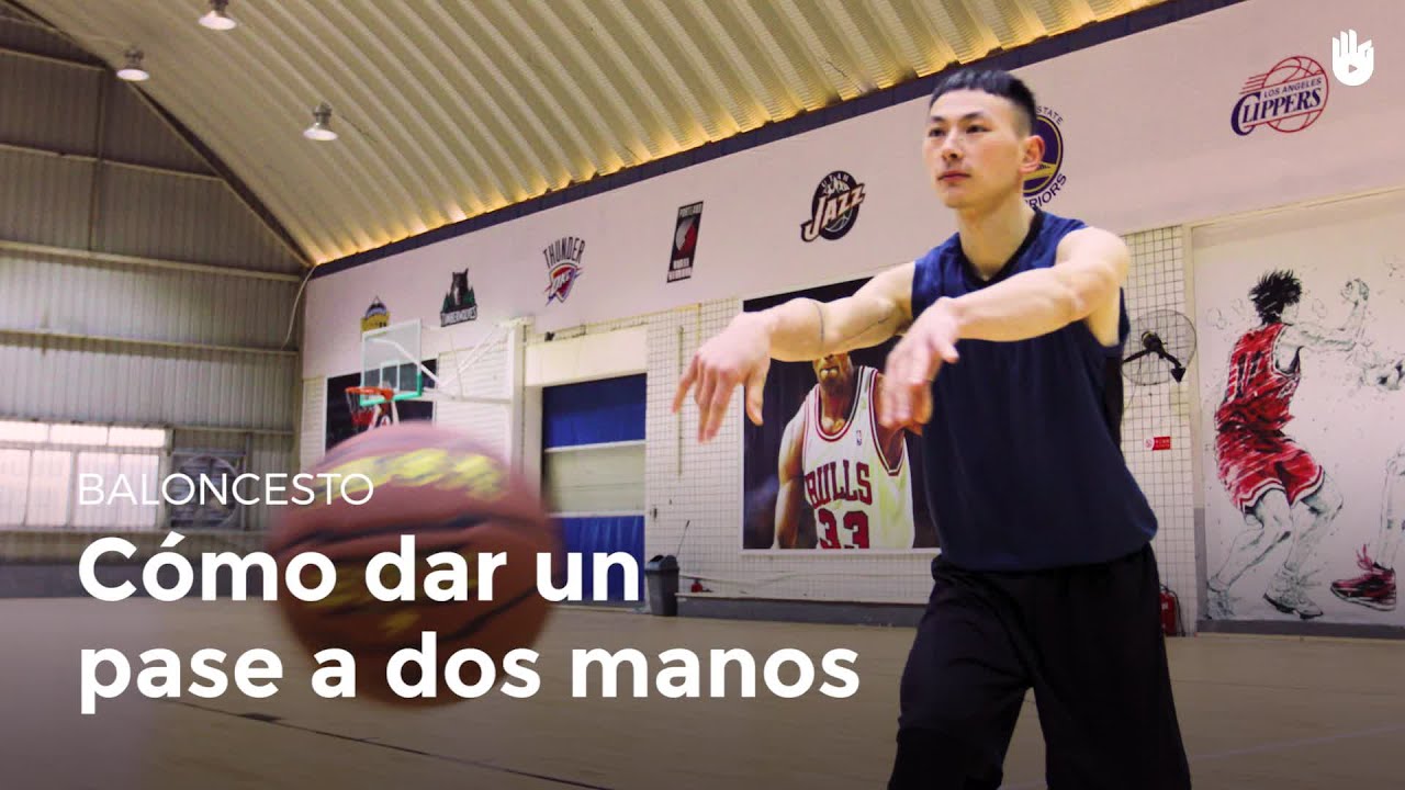 Cómo dar un pase a dos manos - Claves del baloncesto | Sikana