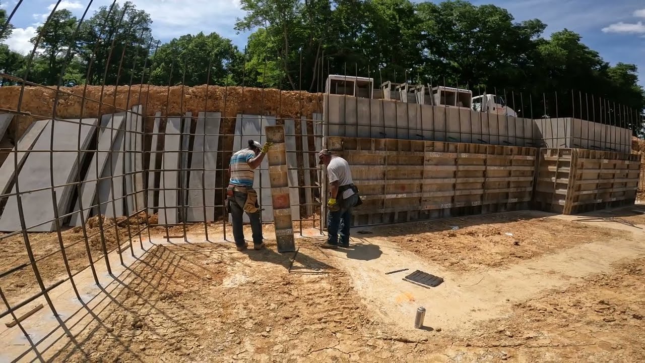 forming poured concrete walls. beginning stages #concrete #concretewall #basement #concretehouse