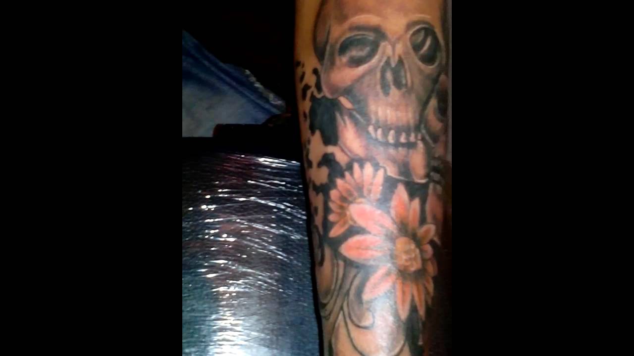 TATUAJE. Calaveras con flores