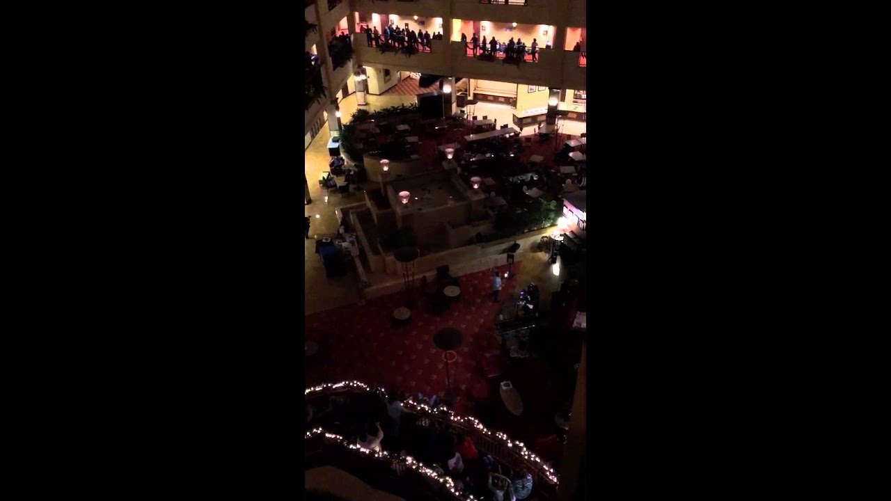 1,800 teens singing The Greatest Command