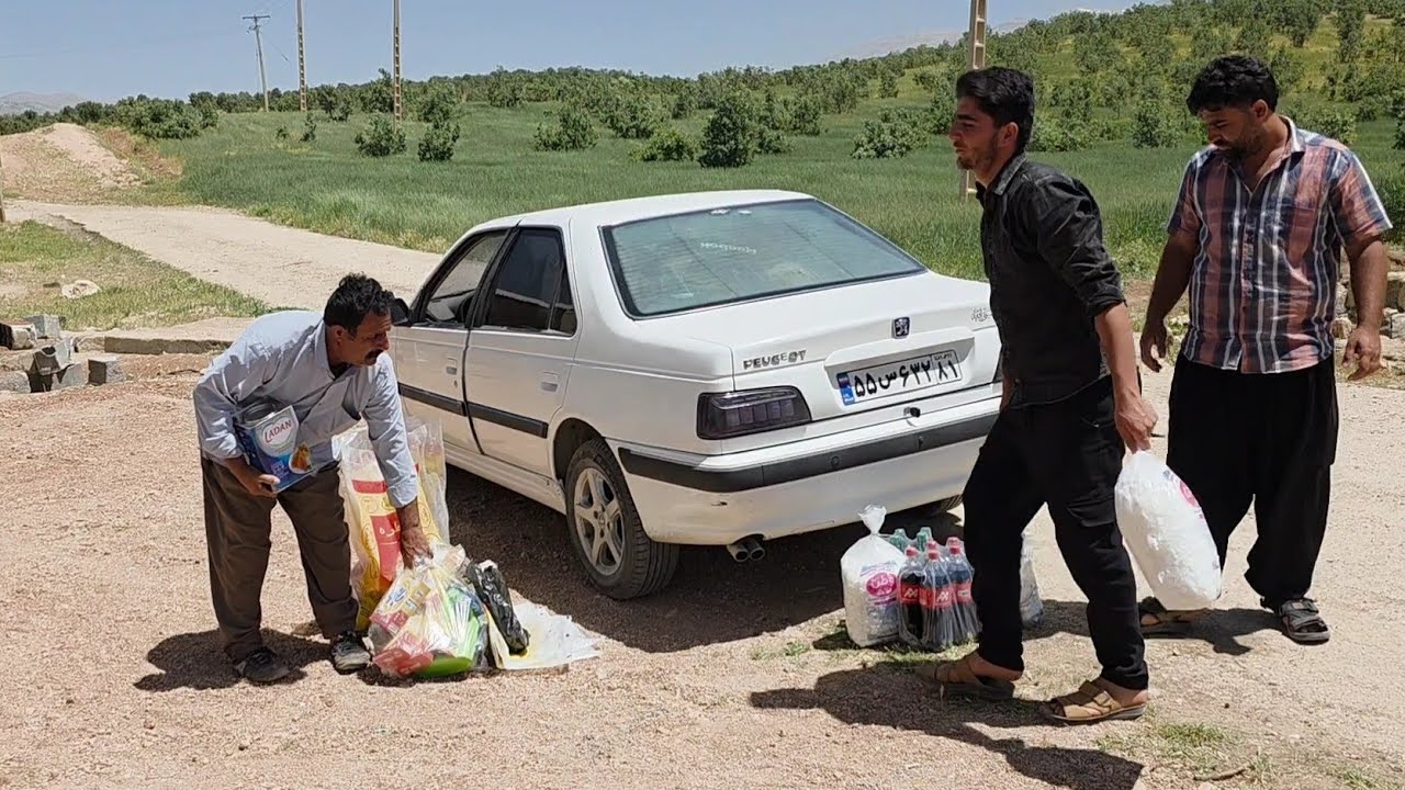 Amir and Ayas buy the necessary food for Ayas' father, who wants to move his sheep.