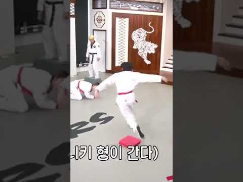 Ni-ki completely failing the kick just like Sunghoon ๐คฃ ENHYPEN