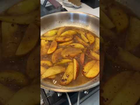 PORK CHOPS W. APPLE GRAVY | @elliotts.kitchen