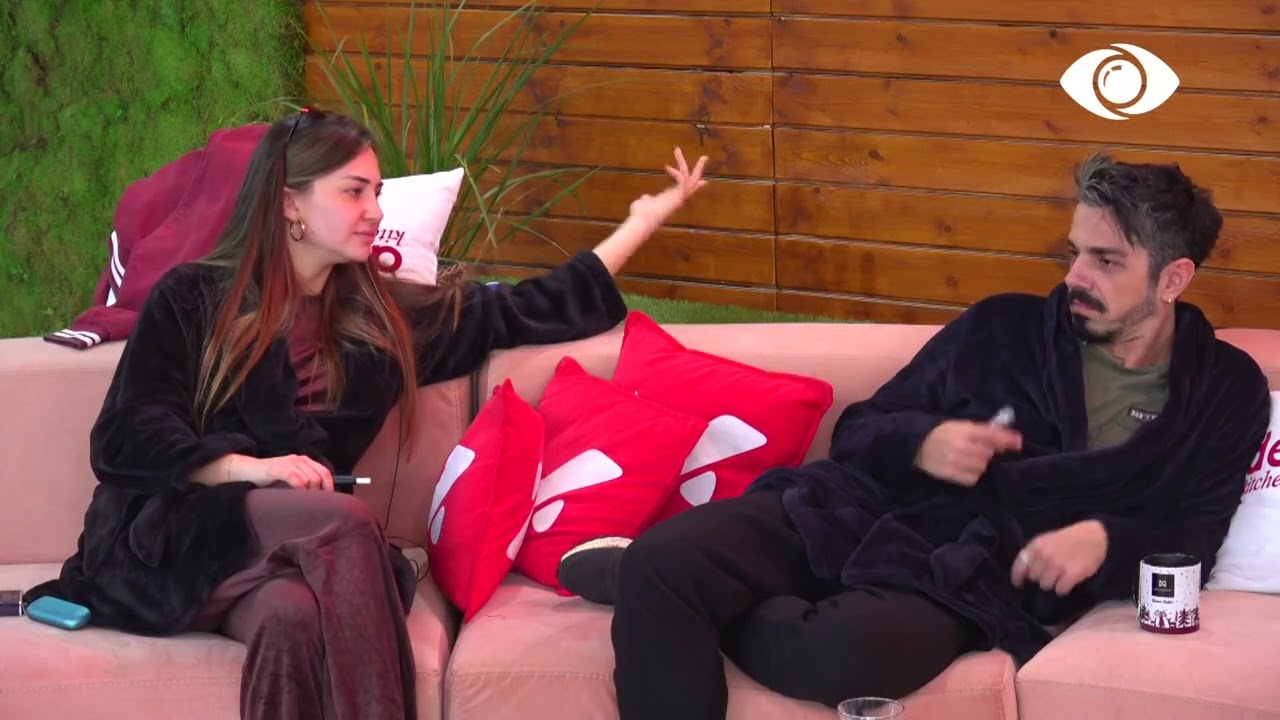 Kiara përpiqet t’u komunikojë diçka Efit dhe Amosit – Big Brother VIP 4