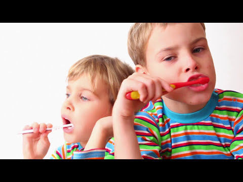 "I Brush My Teeth" Song in Spanish and English!