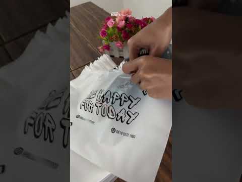 Plastik Mika ZIpper dengan ukuran 28x20cm, rekommend untuk hijab atau kerudung 🥰