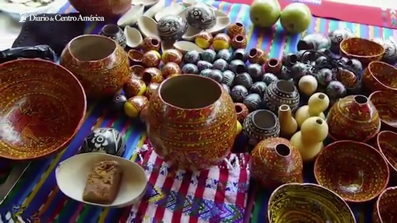 Con la jícaras elaboran chinchines y recipientes con técnicas ancestrales