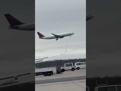 Delta airlines Airbus landing at Frankfurt airport #shorts #airplane