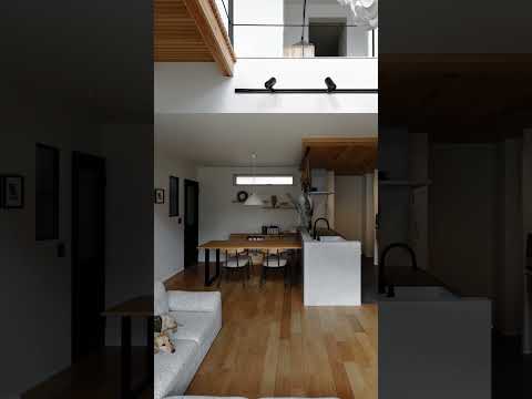 Desain ruang keluarga dengan void diatasnya dan dapur terbuka yang menyatu.