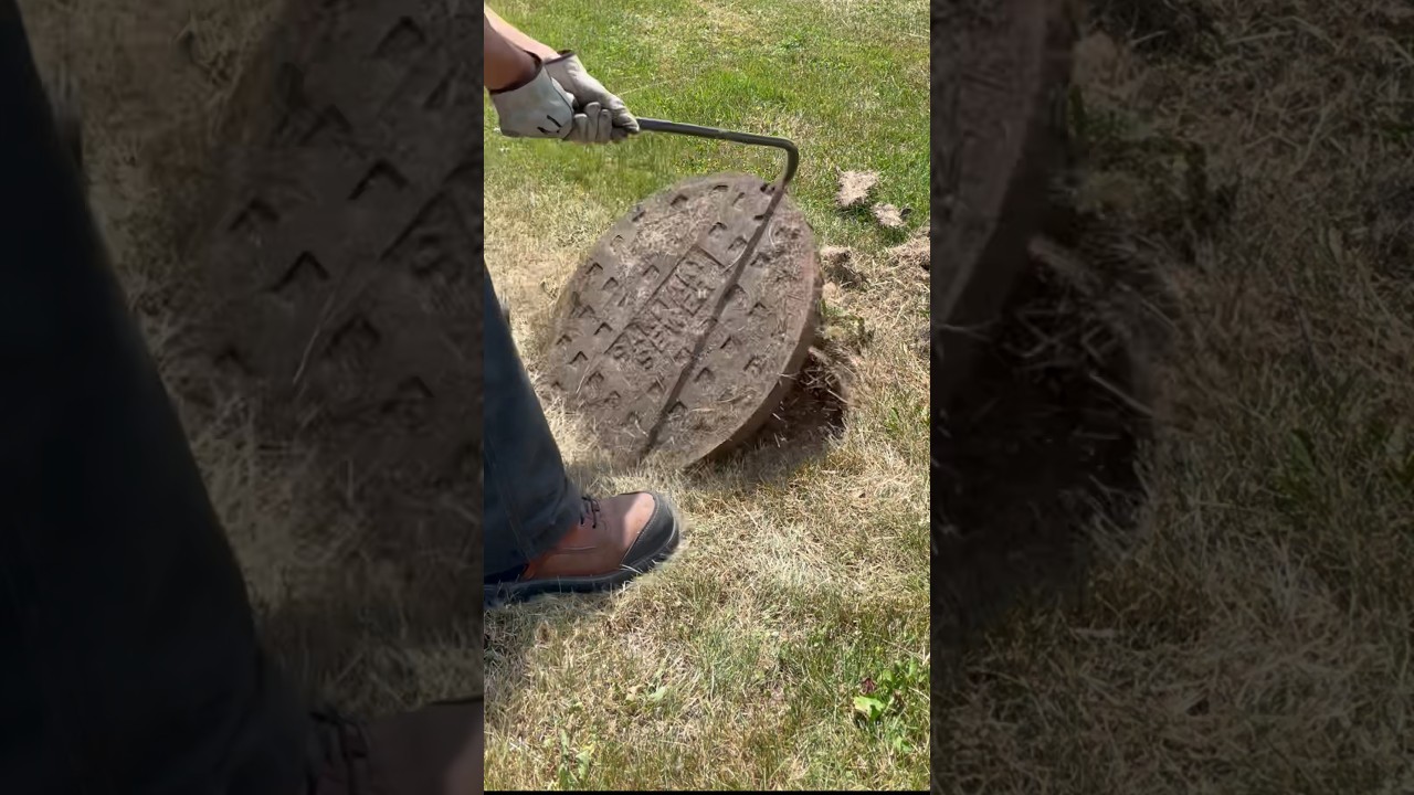 Guess what’s in the drain. #plumber #plumbing #surprise #animals #drain #sewer #manhole #omg #noway