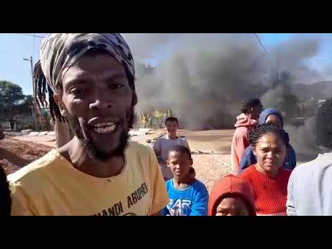 Woedende inwoners van Smartie Town betoog oor werksgeleenthede ...