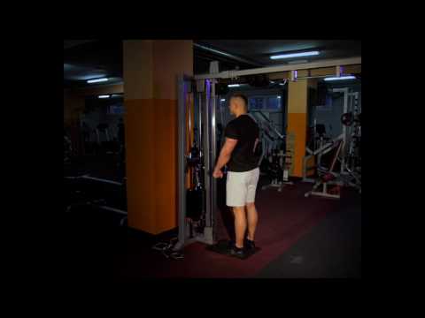 Prostowanie przedramion z gryfem prostym trzymanym nachwytem z wyciągu ...