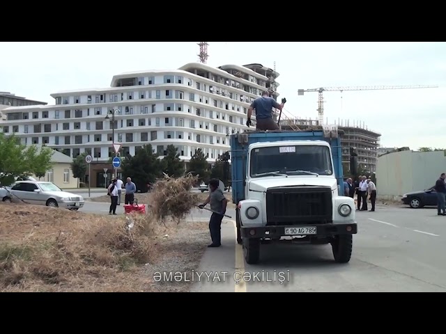 Yanğına səbəb olan quru ot, kol-kos və məişət tullantıları yığılan ...