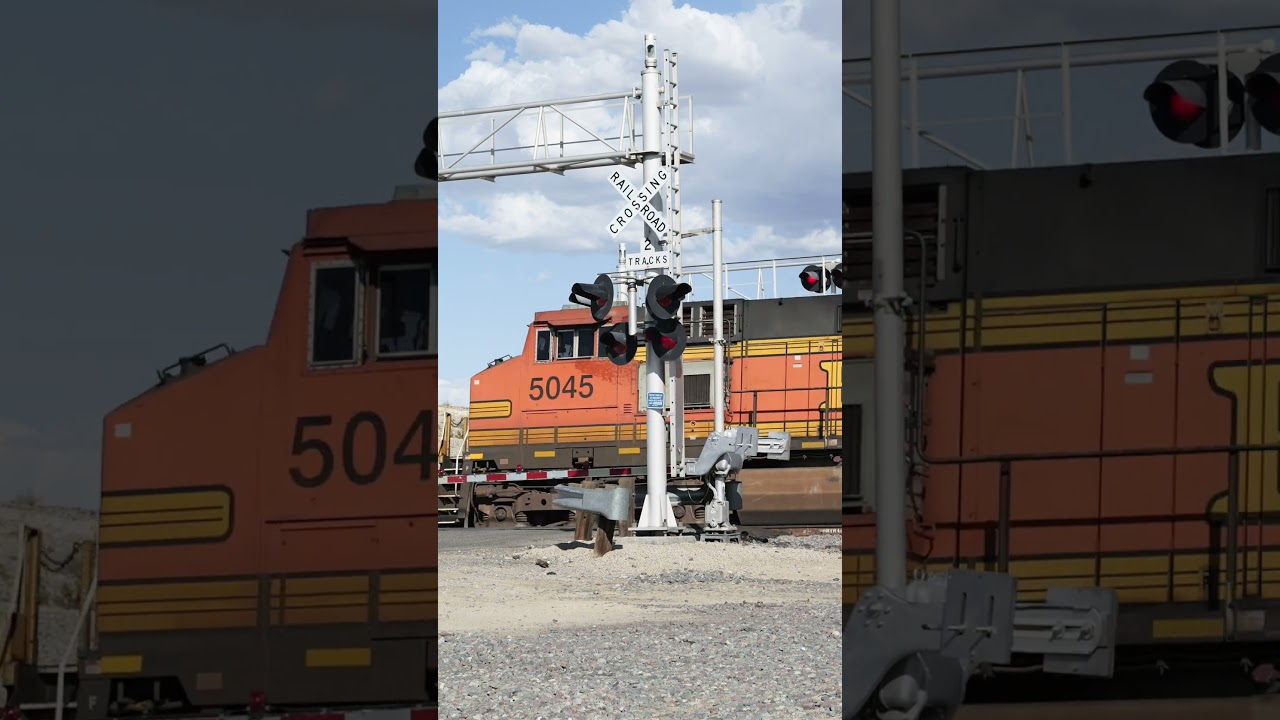TRAIN SHORTS #00239 / BNSF 5045 EB STACK TRAIN 5/2/2025 #railtrack #passengertrain #automobile