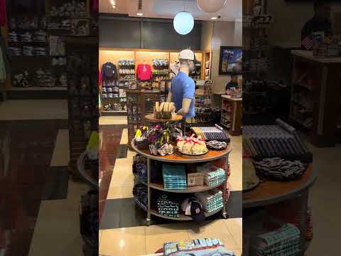 SAN DIEGO AIRPORT - WALKING THROUGH TERMINAL 2 (BEST RESTAURANT AT THIS SECTION)