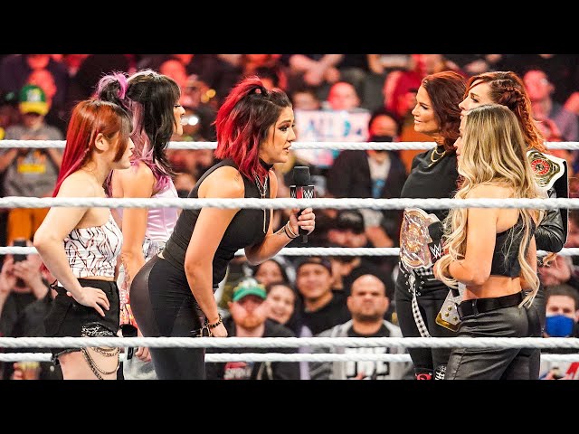 WWE cameraman sends a 2-word message to Bayley after she 'attacks' him ...