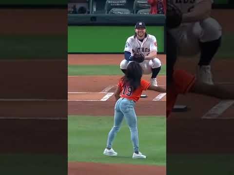 No one could throw out the first pitch like Simone Biles 👏🥇 #Shorts