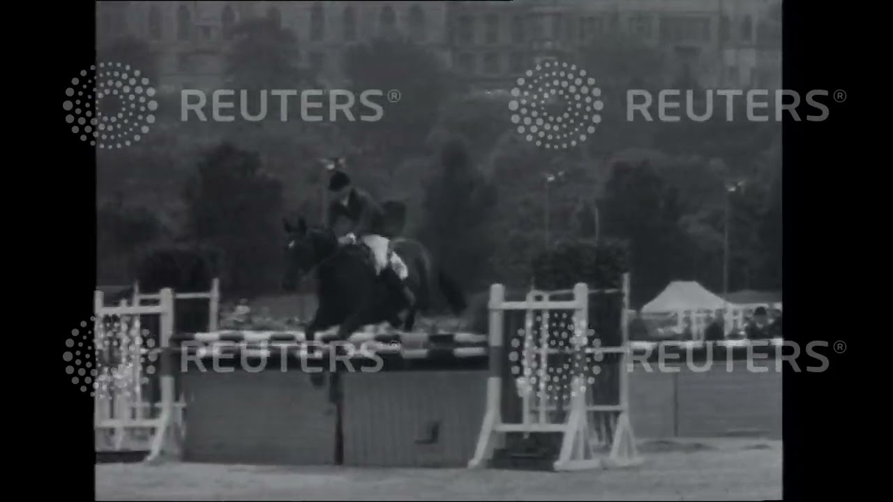 1952 ROYAL / HORSE JUMPING: Queen see British equestrian team jumping at Windsor