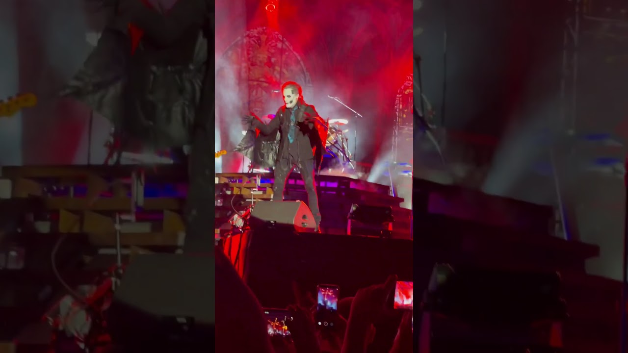 Papa scares the audience #ghost #ghostband #papaemeritus