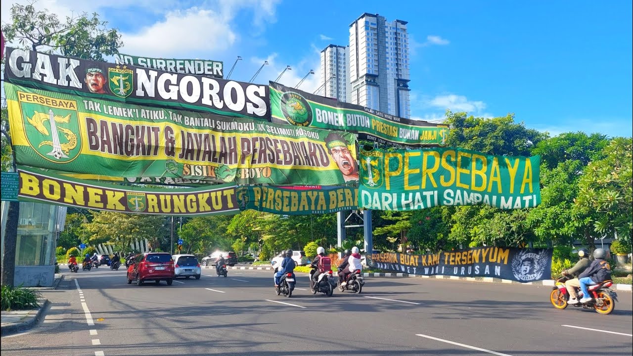 Full, spanduk bonek penuhi jalanan Surabaya sambut anniversary Persebaya ke 98