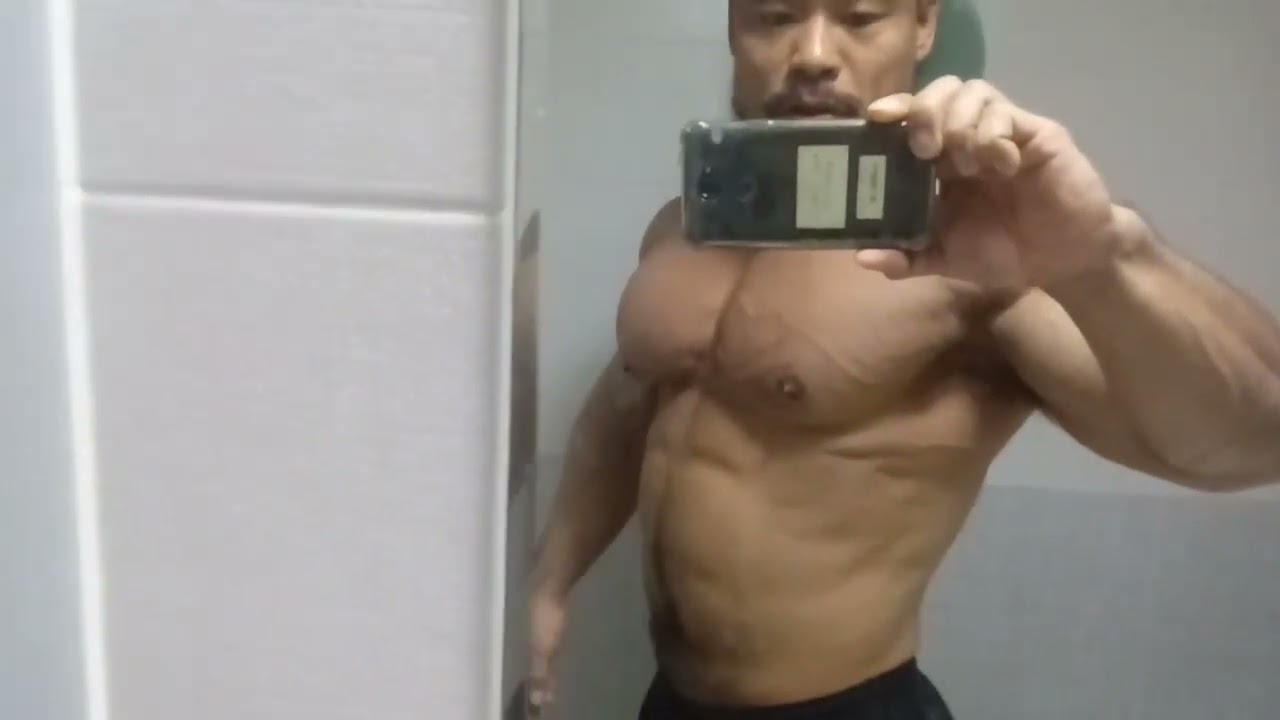 Korean Bodybuilder Muscle Flexing #12