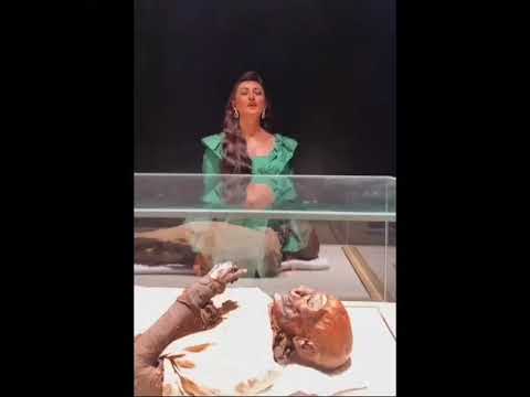 Ancient Egyptian Song in front of Hatshepsut Mummy | Canzona con la lingua Egizia Antica | #shorts