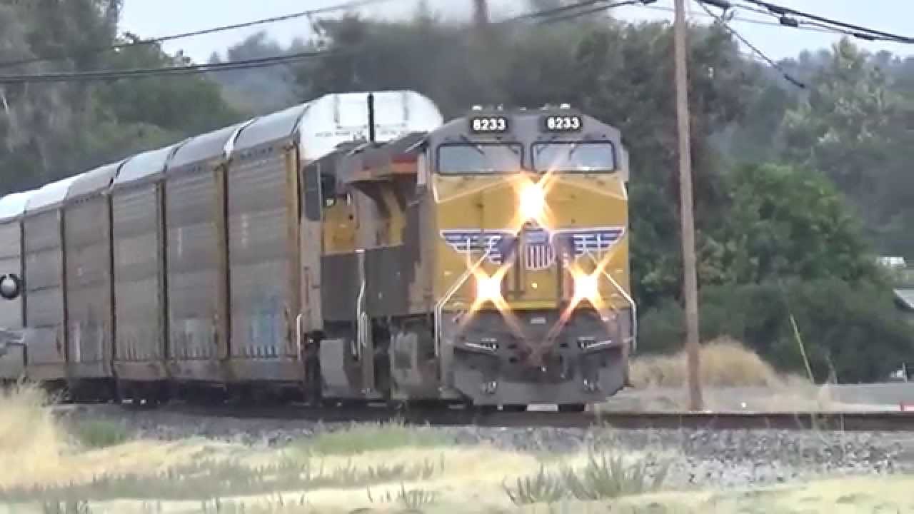 UP 8233 empty autoracks south [HD]