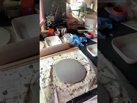 Como fazer um prato de cerâmica usando carimbo