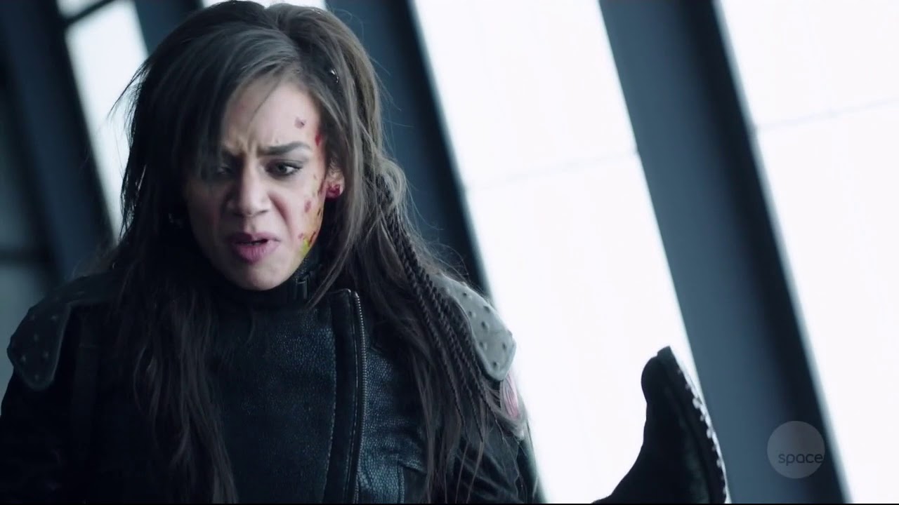 Dutch Strips Off Wet Boots | Hannah John-Kamen in Killjoys S3E5 Scene
