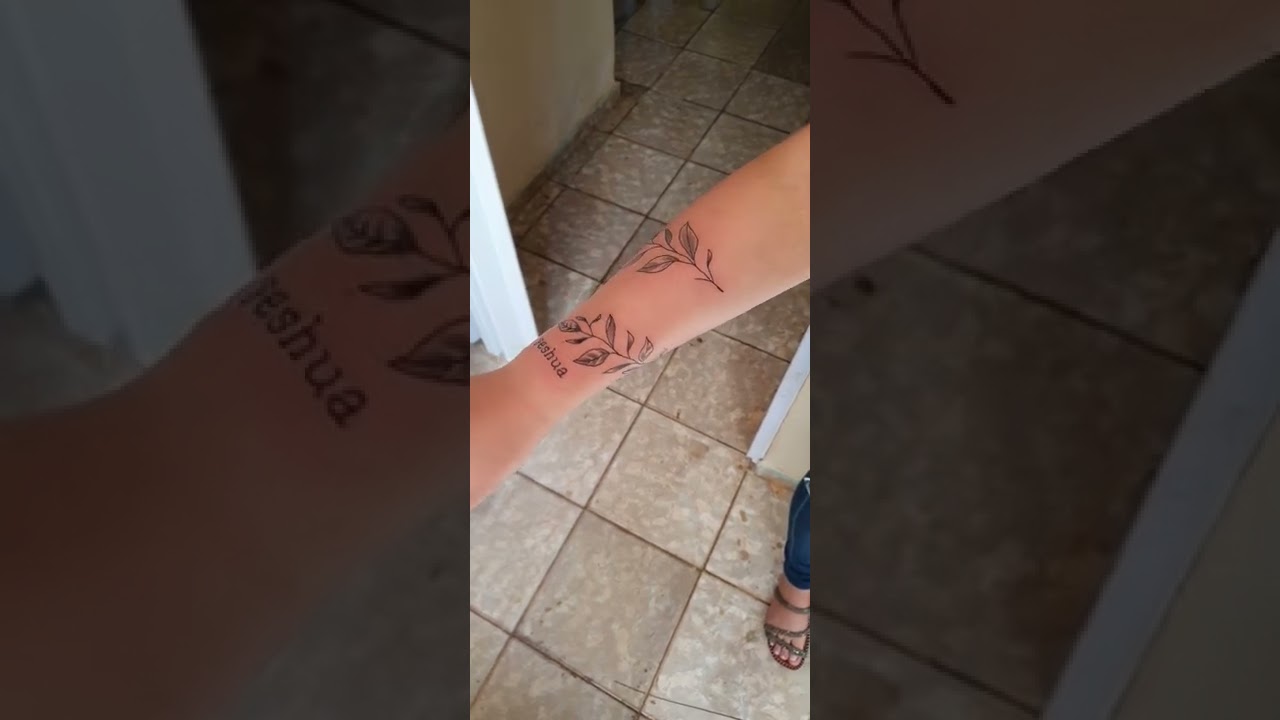 tatuagem ramo em volta  do braço