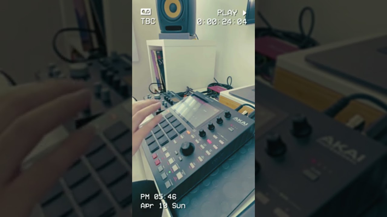 MPC ONE and VHS SAMPLING (Boom Bap Beat)