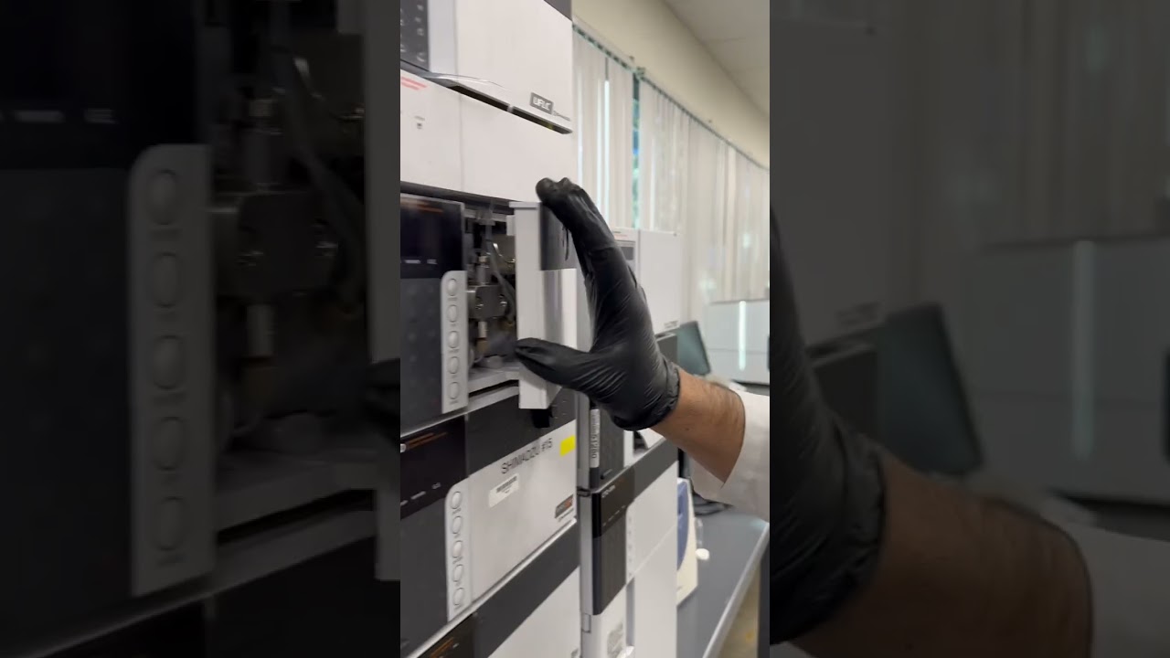 How to open a Shimadzu LC-20 Prominence door the right way #shimadzu #hplc