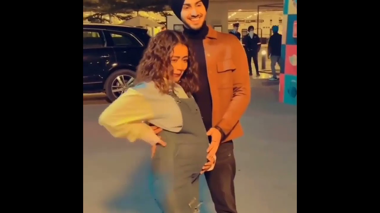 Pregnant Neha Kakkar Flaunting her baby bump with hubby Rohanpreet 😍