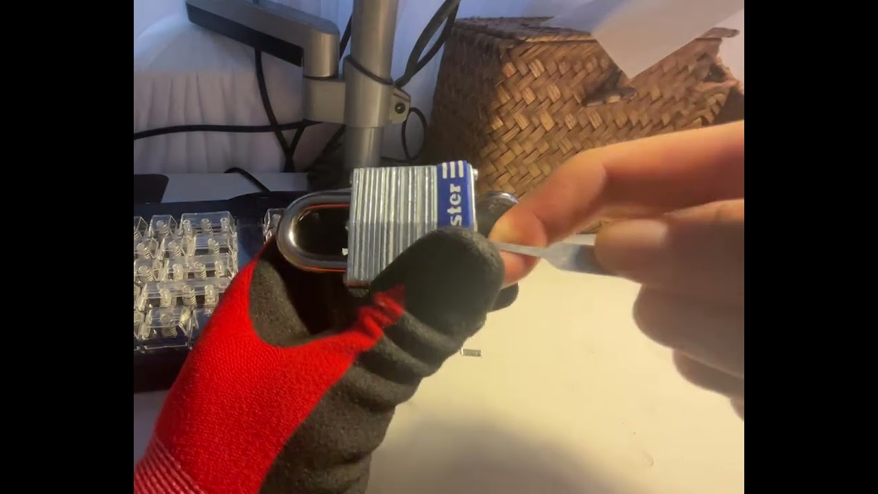 Masterlock 3D Laminated Padlock lockpicked w/ hook