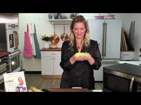 🍳Kitchen Hacks: Amanda Freitag Shucks Corn the Easy Way! 🍳