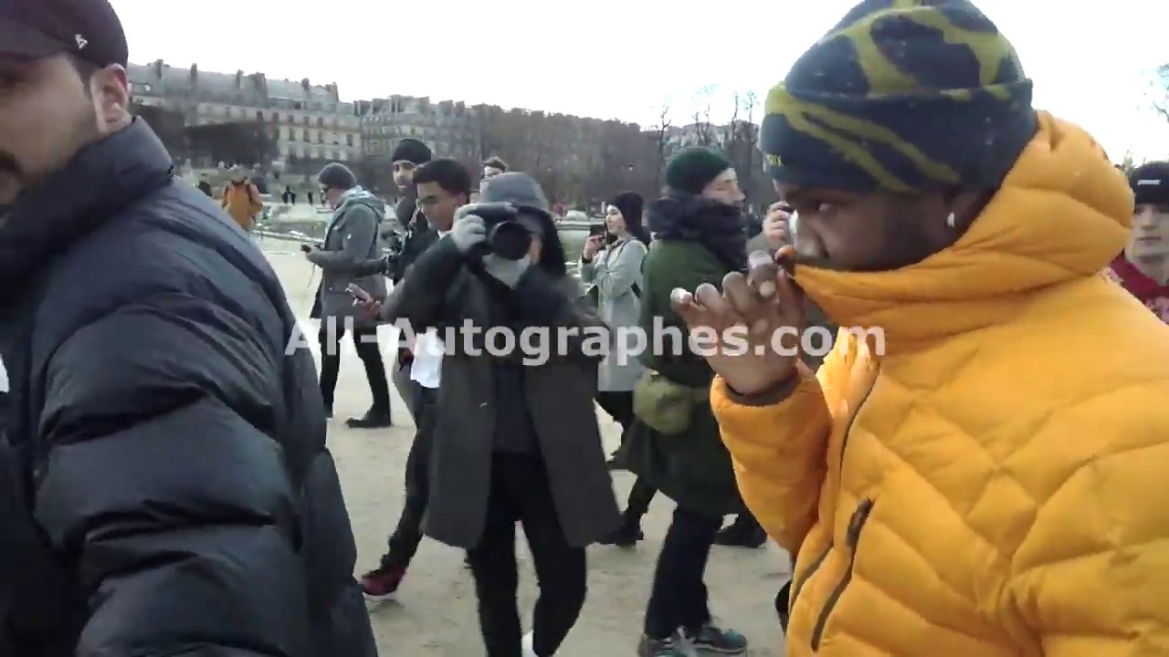 Frank Ocean refuses to sign autographs in Paris