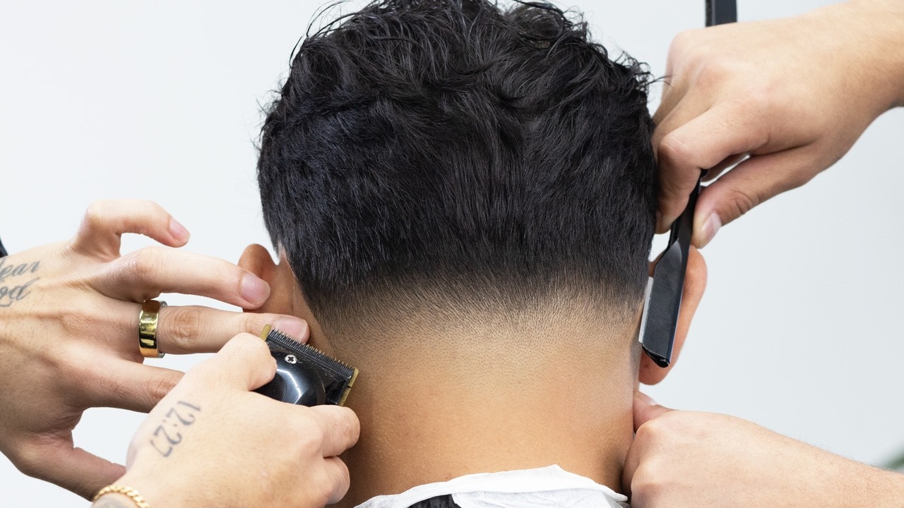 💈 TEACHING BEGINNER BARBER HOW TO TAPER FADE! BEST TAPER FADE TUTORIAL!