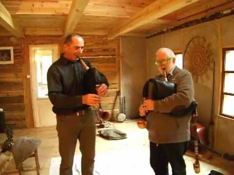 Ales und Kurt spielen Dudelsack